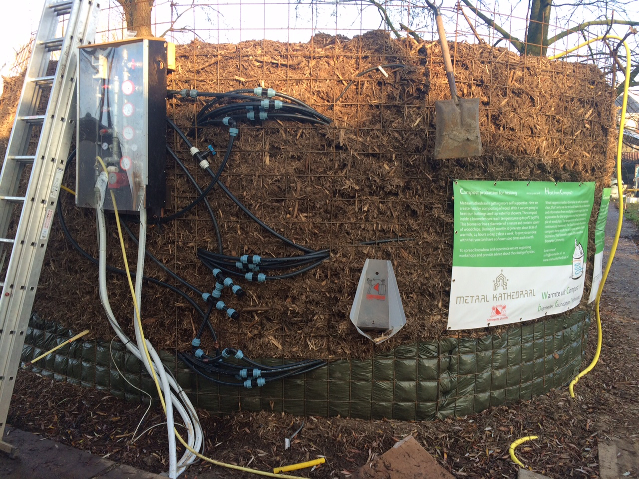 Biomeiler Warmte en Compost | Metaal Kathedraal